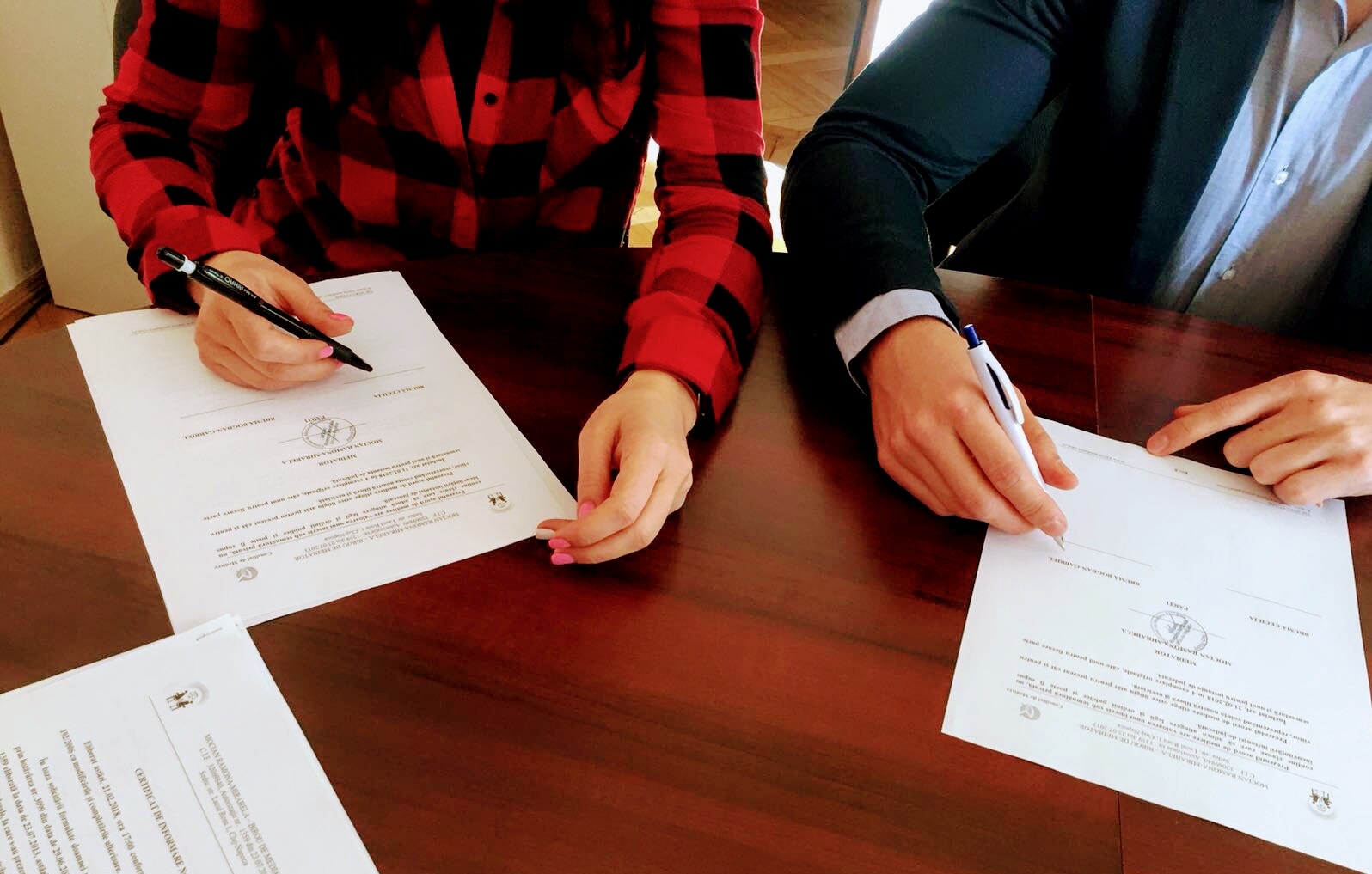 Un conflict te chinuie zi și noapte? Un mediator îți poate rezolva ...