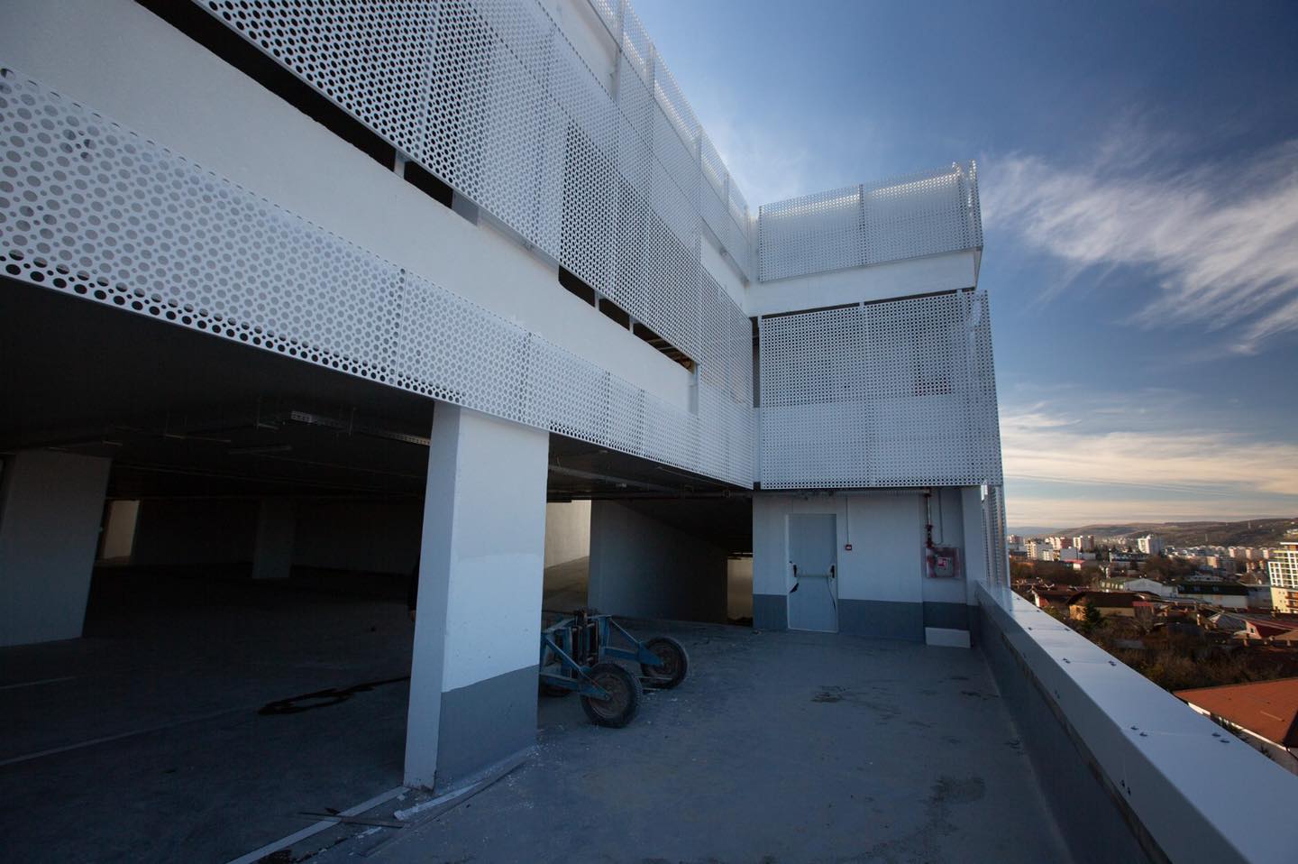 FOTO | Parking-ul din Hașdeu e aproape gata. Câte locuri va avea