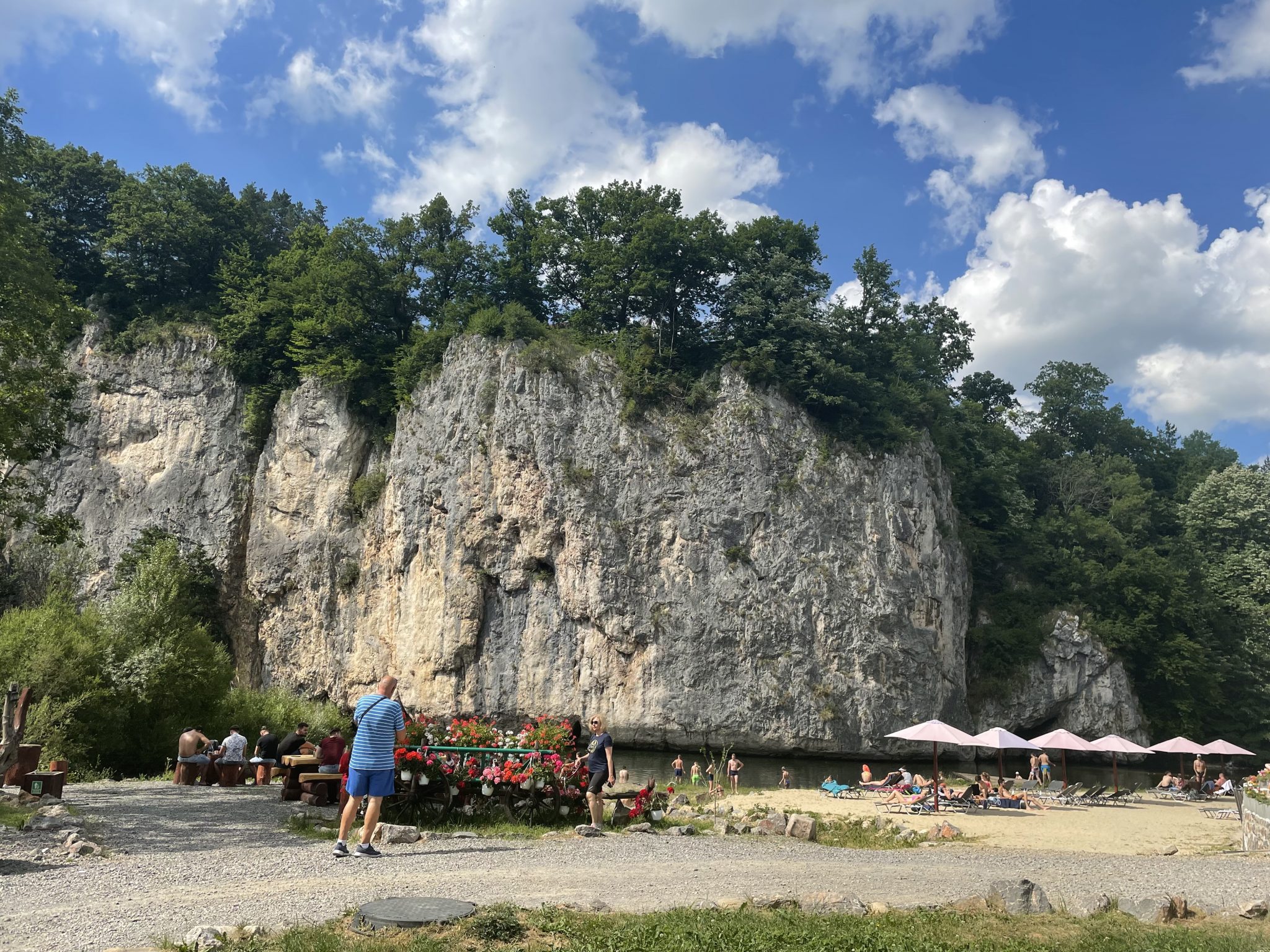 FOTO | O peşteră a cărei istorie începe cu epoca pietrei și o plajă ...