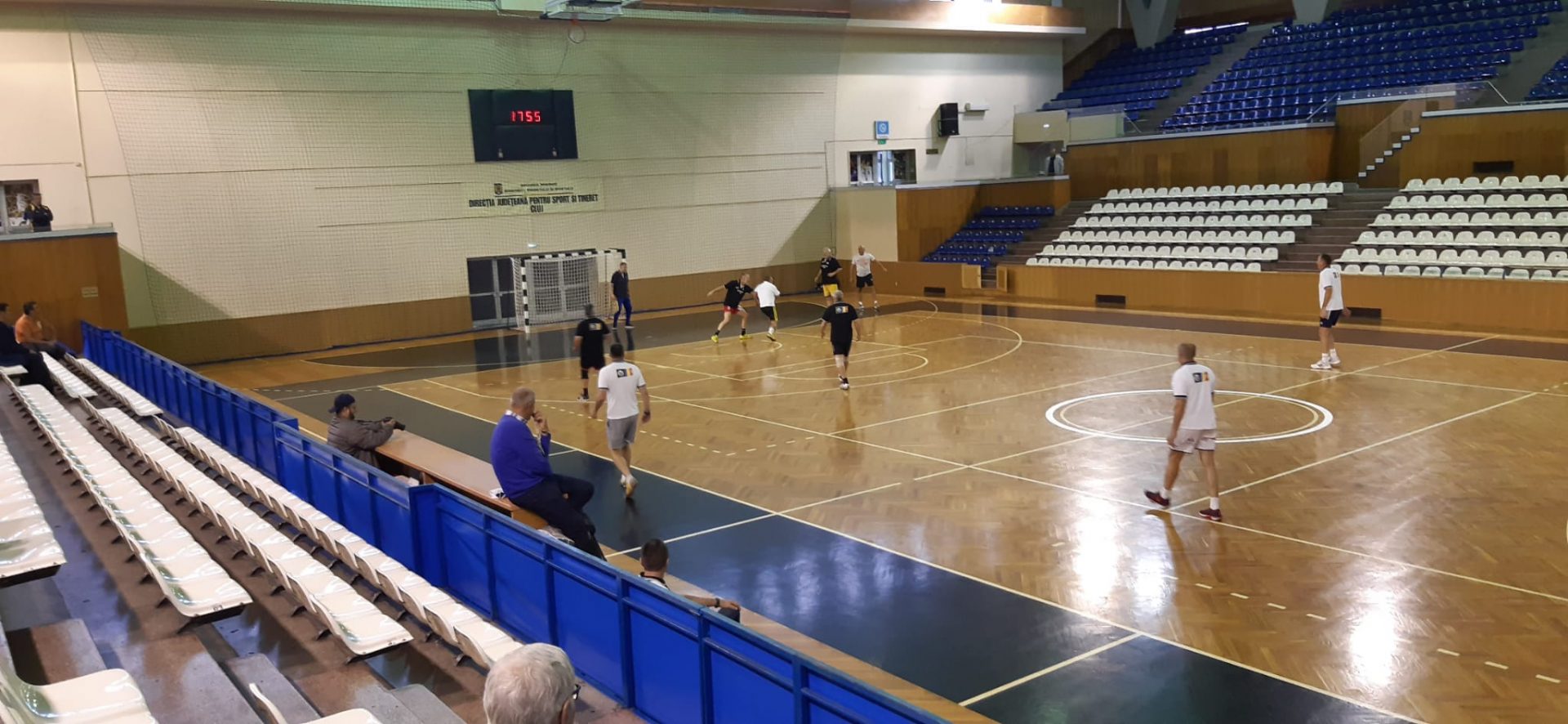 Foștii handbaliști ai Universității Cluj s-au reunit pentru un meci de ...